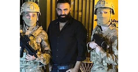 Азис си играе с войници