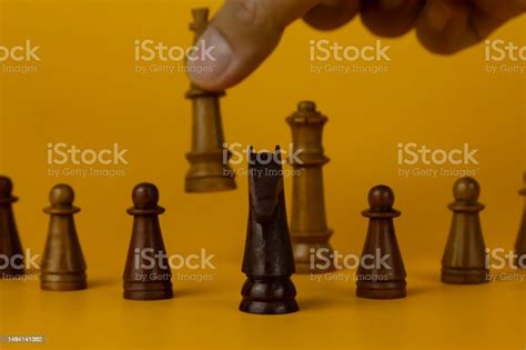복사 공간이 있는 밝은 노란색 배경에 사실적인 여왕을 들고 있는 손 체스 말 최소한의 창의적 전투 개념 3차원 형태에 대한 스톡