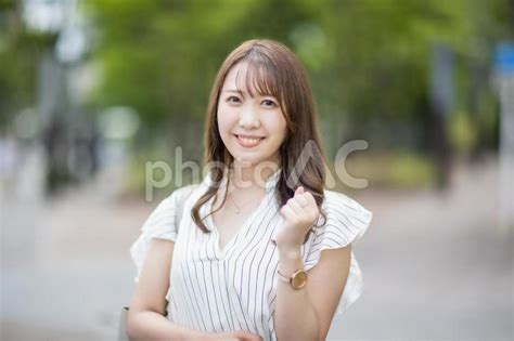小さくガッツポーズをする若い女性 No 24459749｜写真素材なら「写真ac」無料（フリー）ダウンロードok