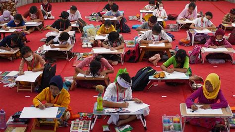 Anak Anak Hindu Dan Muslim Berbaur Dalam Lomba Menggambar Satua Bali