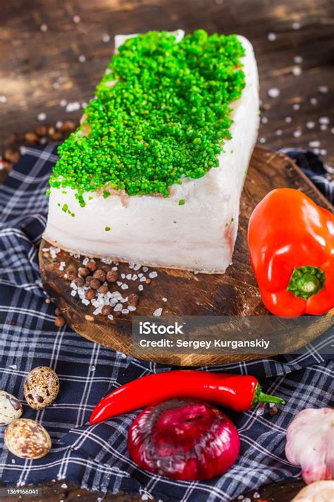 수제 음식 부엌 도마 위에 다진 채소와 돼지 고기 라드 체리 토마토와 양상추 향신료 어둡고 무디고 검은 나무 고립 된 배경에
