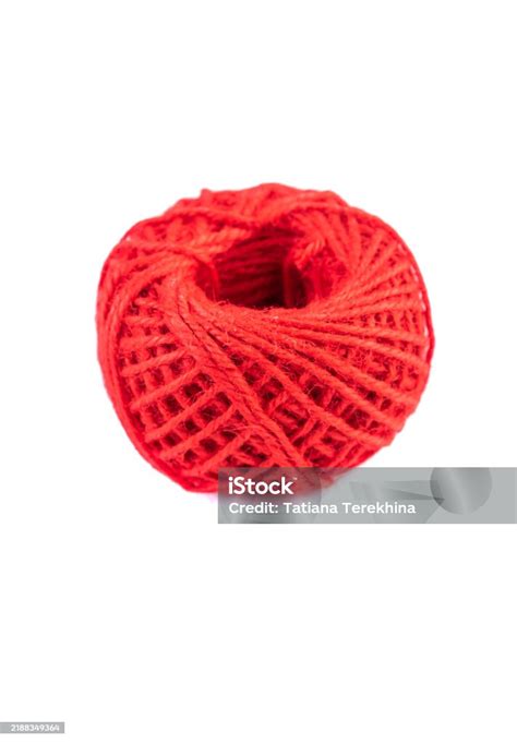 흰색 배경에 놓인 빨간 황마 꼬기 롤로 공예 포장 및 Diy 프로젝트에 이상적입니다 친환경 소재를 선보이는 온라인 상점 또는 제품 카탈로그에 적합합니다 0명에 대한 스톡