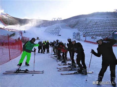 張家口機械工業學校八百餘名學生赴崇禮翠雲山銀河滑雪場體驗滑雪 每日頭條