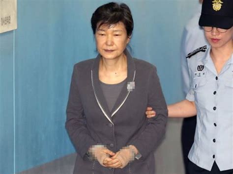 박근혜 형 집행정지 신청 결정권자는 前 국정농단 수사팀장 윤석열 지검장