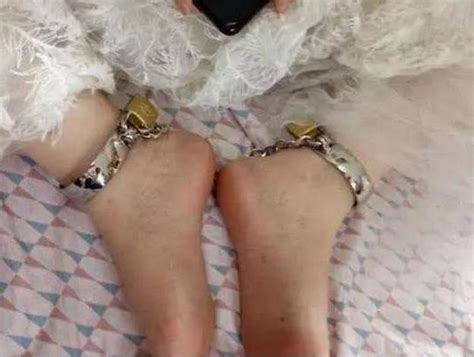 婚禮當天新娘穿著婚紗雙腳被腳鐐鎖住，臉上卻洋溢著幸福的笑容 每日頭條