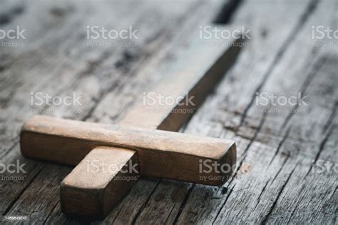그런지 보드 배경에 나무 기독교 십자가 흐릿한 조명 텍스트를 위한 공간에 대한 회색 테이블에 나무 기독교 십자가 0명에 대한