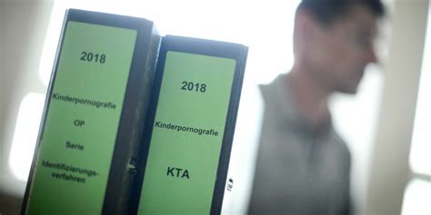 Vater Macht Selfies Beim Missbrauch Seiner Tochter Gesicht Deutlich Zu Erkennen