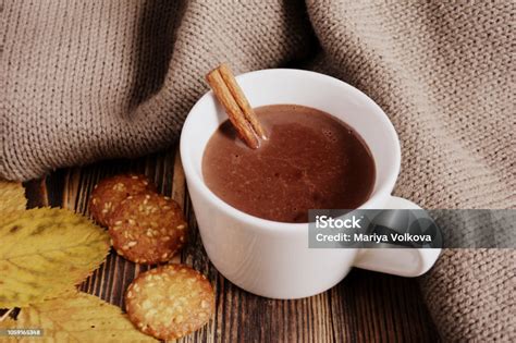 핫 초콜릿 컵에 계 피 막대기와 나뭇잎 견과류 쿠키 말린된 오렌지 나무 테이블이 뜨거운 음료가 개념에 0명에 대한 스톡 사진 및 기타 이미지 Istock