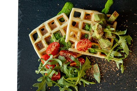 검은 색에 아루굴라 토마토 아보카도와 신선한 구운 벨기에 와플 흰색 배경에 고립 된 접시 짭짤한 와플 아침 식사 개념 건강한 아침 식사 0명에 대한 스톡 사진 및 기타