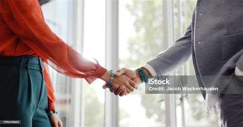 사업가 악수와 파트너십 회의 사무실에서 함께 고용 또는 승진 직장에서 B2b 거래 또는 합의를 위한 인사 소개 또는 팀워크에서