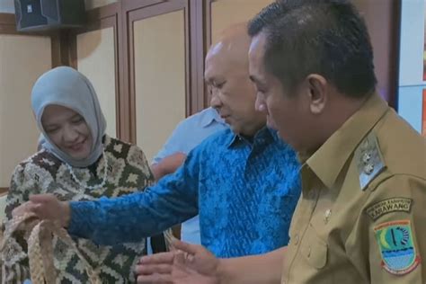 Wabup Karawang Perlihatkan Produk UMKM Lokal Ke Kemenkop Dan UKM ANTARA News Megapolitan