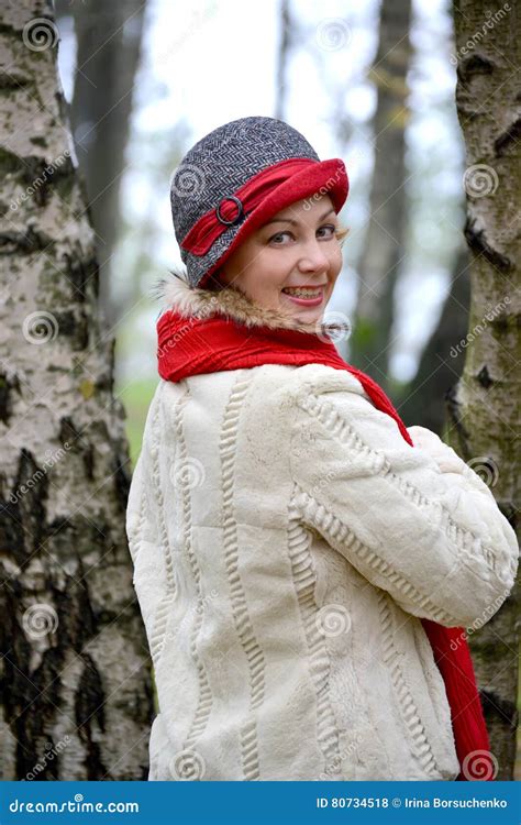 Portret Van De Blije Vrouw Van Gemiddelde Jaren In Een Hoed Stock Foto