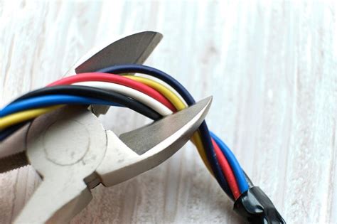 Herramienta de alicates que corta el primer plano de cable eléctrico