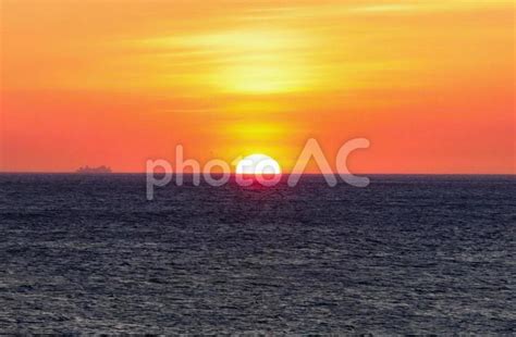 水平線に沈む夕日 No 27647860写真素材なら写真AC無料フリーダウンロードOK