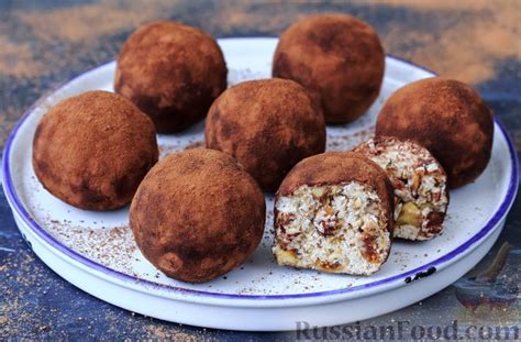 Рецепт: Творожные конфеты с инжиром, орехами и мёдом на RussianFood.com