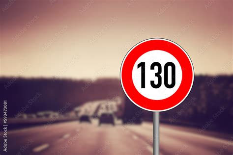 Eine Autobahn und Verkehrszeichen Tempolimit 130 km/h ilustración de ...