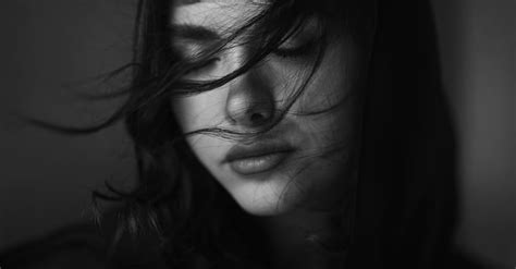 감은 눈 감정 검은 머리 검은 배경 고요한 그림자 내성적 인 드라마틱한 머리카락의 움직임 명상 적 모델 미술