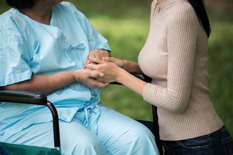 Petite Fille Parle Avec Sa Grand Mère Assise Sur Un Fauteuil Roulant