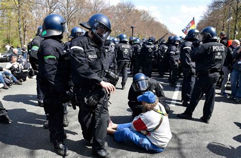 Corona Protest In Berlin Polizei Löst Demo Auf Verstöße Gegen