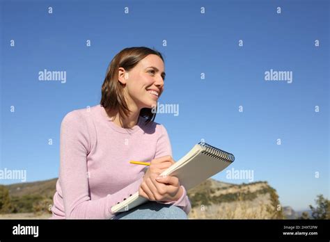 Dessiner dans son cahier Banque de photographies et dimages à haute résolution Alamy