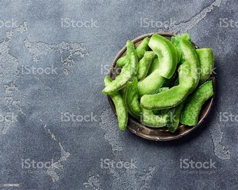 회색 콘크리트 배경에 말린된 포 멜로 조각입니다 설탕에 절인된 과일의 상위 뷰 갈색에 대한 스톡 사진 및 기타 이미지 갈색