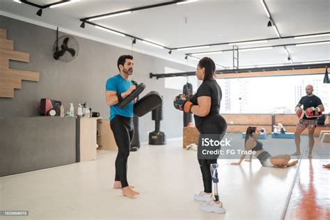 체육관에서 권투를 연습 장애를 가진 여자 무술에 대한 스톡 사진 및 기타 이미지 무술 학습 30 34세 Istock