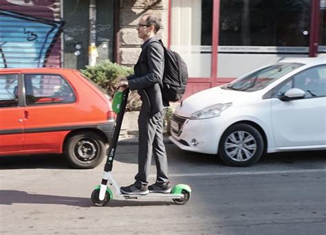 Полиция и общинари дебнат за тротинетки в центъра на Бургас