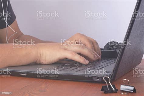 프리랜서 노트북에서 작업 하 고 소셜 네트워크에 그의 여가 시간에 채팅 키보드에 입력 교육에 대한 스톡 사진 및 기타 이미지