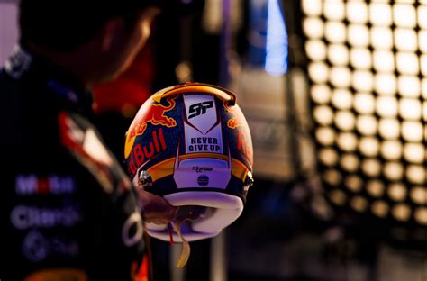 Colores de México Checo Pérez Presenta su Casco para la Temporada de Fórmula