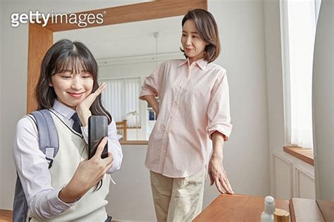 십대소녀 여성 고등학생 사춘기 엄마 가족 교복 셀프카메라 포즈취하기 이미지 Jv12640099 게티이미지뱅크