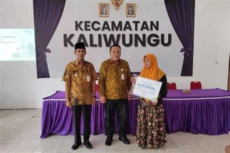 Bpjs Ketenagakerjaan Serahkan Manfaat Klaim Jkm Aebesar Rp 200 Juta