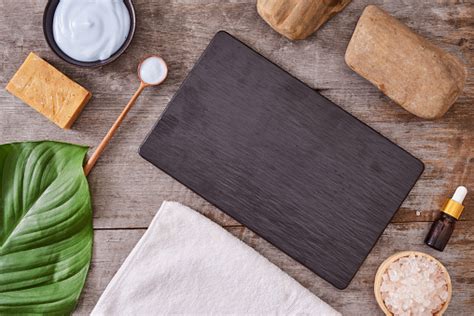 아로마 테라피 목욕 소금 화장품 크림 유기농 비누와 녹색 나무 테이블에 두고 건강관리와 의술에 대한 스톡 사진 및 기타 이미지 건강관리와 의술 건강한 생활방식 꽃