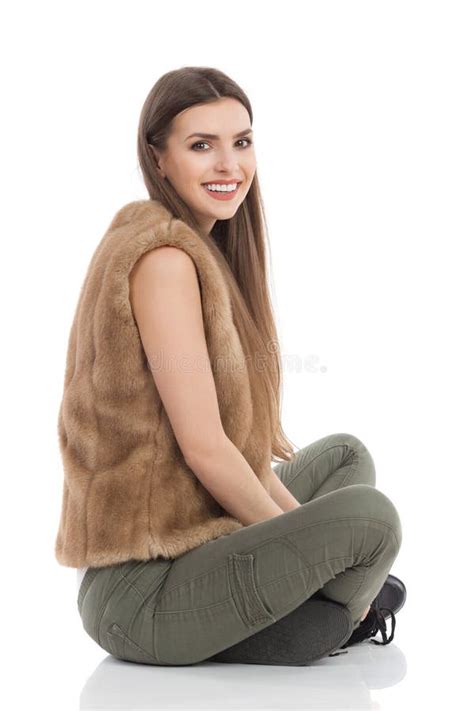 La Mujer Hermosa Sonriente Es Perfil Que Se Sienta Con Las Piernas