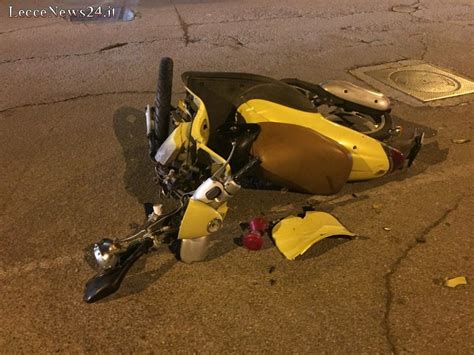 Altro Incidente Stradale Scooter Si Schianta Contro Una Macchina In
