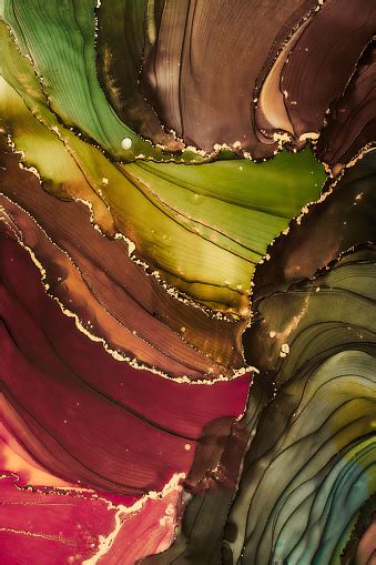 알코올 잉크 기술의 천연 고급 추상 유체 예술 그림 부드럽고 꿈꾸는 벽지 투명한 파도와 황금 소용돌이를 만드는 색상의 혼합물 포스터용 기타 인쇄물 0명에 대한 스톡 사진 및