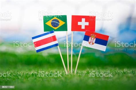 브라질 스위스 코스타리카 세르비아의 국가 플래그입니다 축구 경기장에 푸른 잔디에 플래그 경기 스포츠에 대한 스톡 사진 및 기타 이미지 Istock