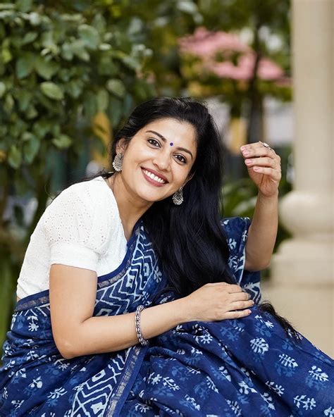 Actress Sshivada In A Simple Look Goes Viral നീല സാരിയിൽ ശിവദ