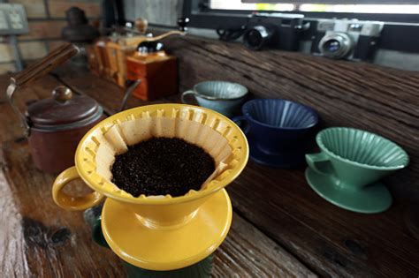 테이블 배경 핸드 커피 그라인더와 더 많은 드립퍼 컬러풀하고 필름 카메라 24 159에서 컵에 종이 필터를 통해 냄비에서 커피를 붓는 0명에 대한 스톡 사진 및 기타 이미지