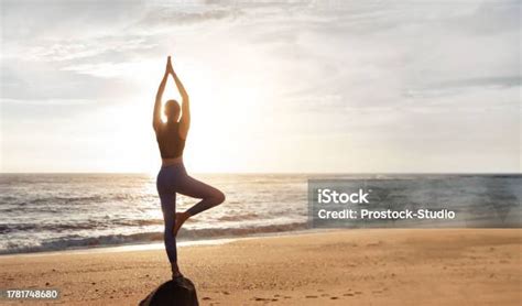 젊은 백인 여성은 운동 평화 명상 균형 및 휴식 호흡 운동을 즐깁니다 요가에 대한 스톡 사진 및 기타 이미지 요가 해변 휴식 Istock