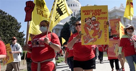 New California Law Could Raise Fast Food Workers Minimum Wage To 22
