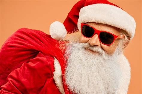 Портрет крутого Деда Мороза в модных солнцезащитных очках Премиум Фото Red Sunglasses Santa