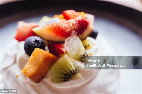 머 랭을 딸기 망고 키 위 블루베리 일반적인 그림을 포함 하 여 신선한 과일로 토 핑 상큼한 과일 소스와 함께 제공 됩니다 0명에 대한 스톡 사진 및 기타 이미지 Istock