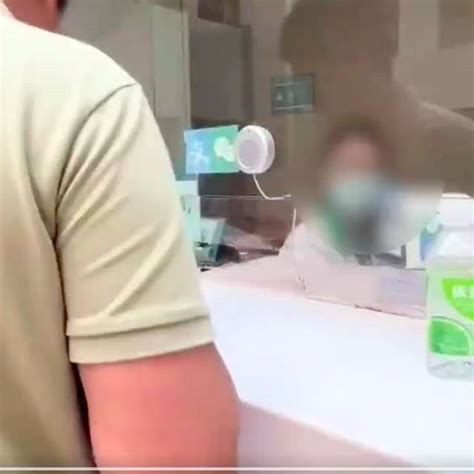 男子挂号没听清工作人员说话被怼，“是不是医生给你什么吃多了”，院方：对病人不负责，会进一步处理上海市回应领导