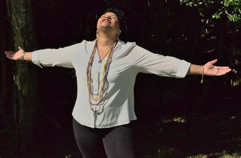 Natália Santos é Atração Do Projeto O Samba é Meu Dom No Teatro