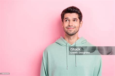 귀여운 긍정적 인 좋은 남자가 수줍은 빈 공간을 찾고 생각하는 방법 날짜 새 여자 친구 초대 밝은 분홍색 배경에 고립 된 인물 사진 25 29세에 대한 스톡 사진 및 기타