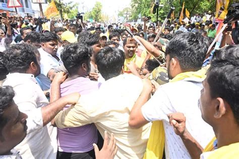 Tdp Ysrcp తిరుపతిలో తెదేపా కార్యకర్తలపై వైకాపా శ్రేణుల రాళ్ల దాడి