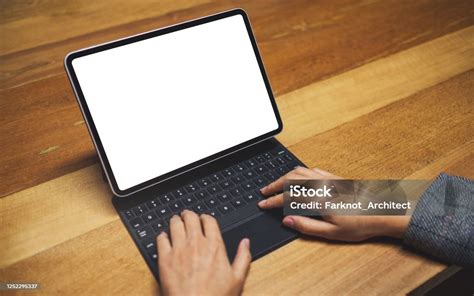 나무 테이블에 컴퓨터 Pc로 빈 흰색 데스크톱 화면태블릿 키보드를 사용하고 입력하는 손 공란에 대한 스톡 사진 및 기타 이미지 공란 노트북 데스크탑 컴퓨터 Istock