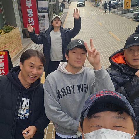 형님들 사진찍는 거 좋아하시네현봉식 손석구→김성균과 인증샷 눈길 나무뉴스