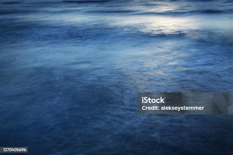 바다 파도와 튀김 질감 물에 반사되는 짙은 파란색 하늘 목가적인 바다 풍경 개념 이미지 긴 노출 그림 같은 풍경 배경 배경 화면 자연 패턴 그래픽 리소스 0명에 대한 스톡