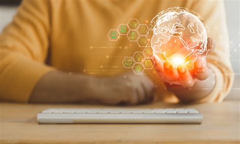 남자는 키보드로 E러닝 기술에 접근하여 지구의 홀로그램을 건네줍니다 It 지원에 대한 스톡 사진 및 기타 이미지 It 지원 가상 이벤트 가상현실 Istock